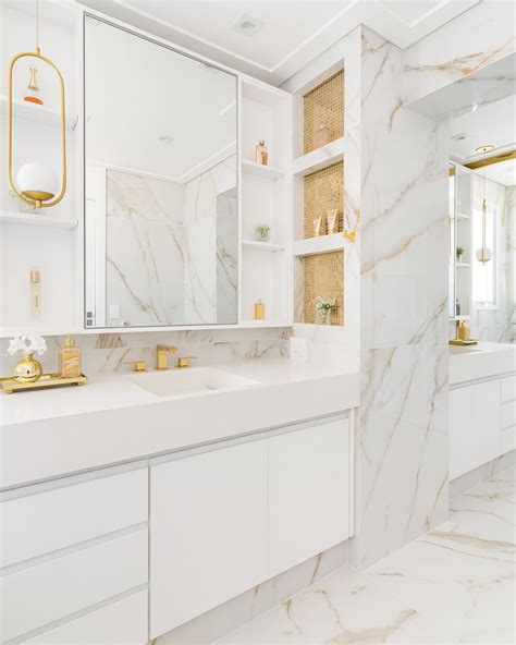 Banheiro Branco E Dourado Com Pastilhas E Nichos Iluminados Decor