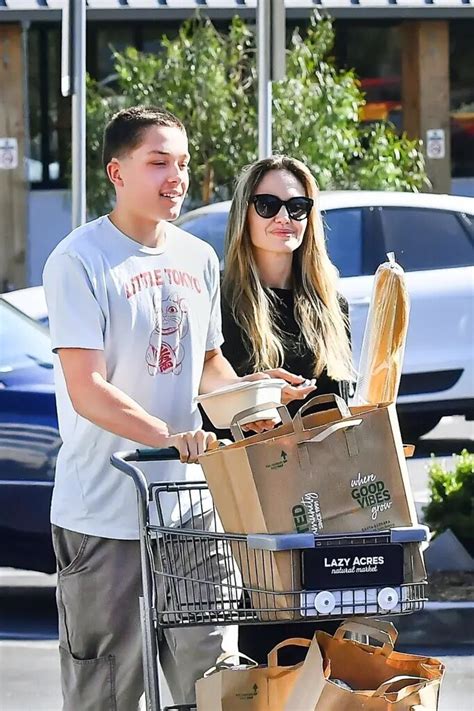 لحظه‌های شیرین مادر و پسری آنجلینا جولی و ناکس دوباره سوژه شدند عکس