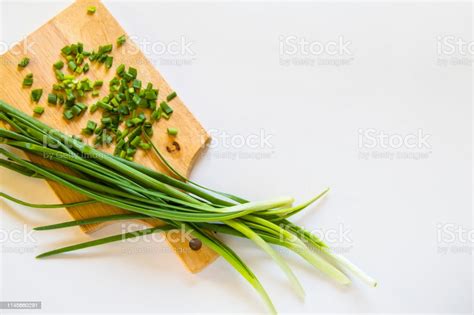 신선한 녹색 양파 깃털과 나무도 마에 조각으로 잘라 평면도 평면 누워 흰색 배경에 고립 된 공간을 복사 0명에 대한 스톡 사진