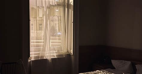 가정의 개인 공간 검소한 고상한 침실 고요한 내부보기 대기의 도시 경관 도시 생활 도시 아파트 따뜻한 분위기 목재 가구 미니멀리스트 방 부다페스트