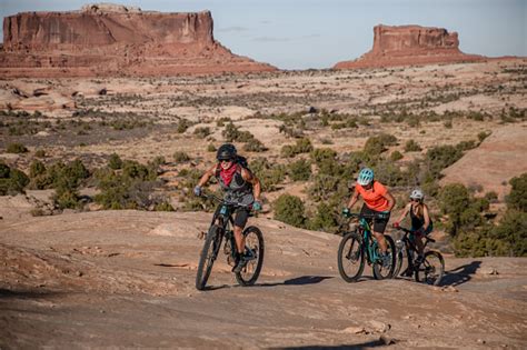 모험을 즐기는 세 명의 청녀들이 유타 주 모압의 나바호 록스 트레일의 산악 지형을 오르막길로 타고 있다 건강한 생활방식에 대한 스톡 사진 및 기타 이미지 Istock