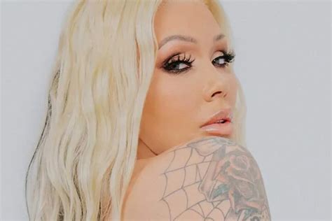 Jelly Roll And Wife Bunnie Xo Make Red Carpet Debut At 2022 Cma Awards