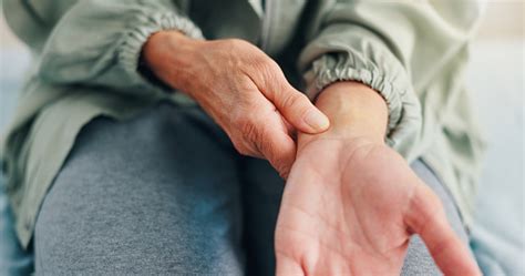 통증 손목 및 문제 염증 또는 관절염 질환에 대한 손이 있는 노인 부상 부상 또는 약한 관절 및 골다공증 또는 손목 터널의 위험의 나쁜 근접 촬영 및 건강 문제 65 69