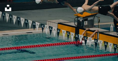 공중에서 점프하는 사람들의 그룹 사진 Unsplash의 무료 도쿄 이미지