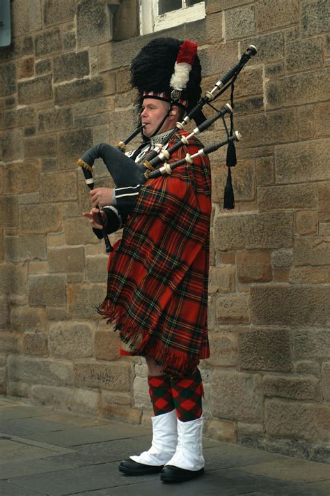 남자 놀이 도시 도시들 도시의 문 뮤지션 백파이프 부는 사람 보도 수직 쐈어 스코틀랜드 스코틀랜드 문화 음악 인도 전통적인 풍적에 관한 무료 스톡 사진