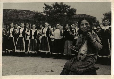 Българи на хоро в празнични носии от Русе