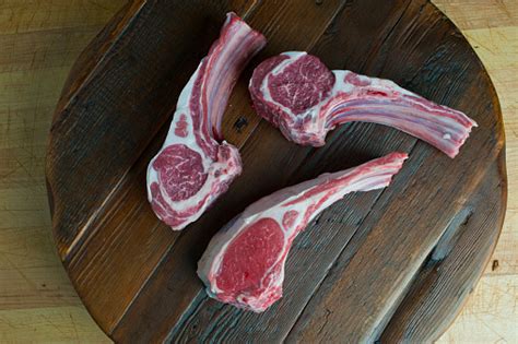 돼지 고기 갈비 정육점 상점에서 나무 정육점 블록에서 찍은 생 고기 고기의 고전적인 미국 정육점 컷 스테이크 쇠고기 갈비 필레 미뇽 돼지 갈비 돼지 허리 리브 아이 양고기