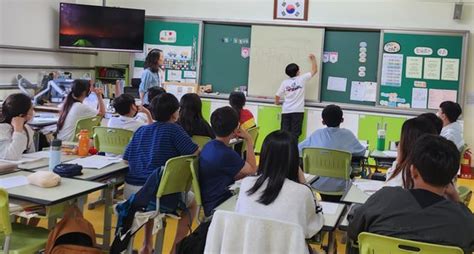 중앙일보 칼럼 논설위원이간다 아동학대 학생지도 🧑‍🏫💦 잠자는 학생 깨웠다고 신고 사라지는 학교 규율 수업시간 에 떠든 학생을 야단쳤다가 아동학대 혐의로