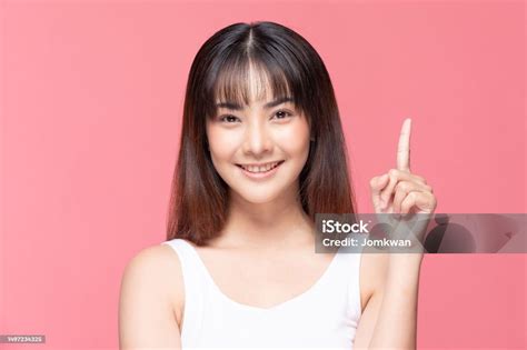 젊고 아름다운 아시아 여성은 깨끗하고 신선한 피부행복과 긍정적 인 감정으로 쾌활한 미소 핑크 배경 뷰티 화장품 및 스파 트리트먼트 개념에 고립 20 24세에 대한 스톡 사진