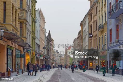 도시의 역사적인 부분에있는 Szeroka St의 오래된 건물 토룬은 폴란드에서 가장 오래된 도시 중 하나이며 8세기로 거슬러 올라가는 첫 번째 정착지입니다 Unesco