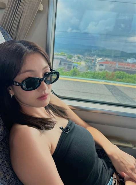 공개된 사진 속에서 지효는 기차를 타고 어디론가 가고 있다