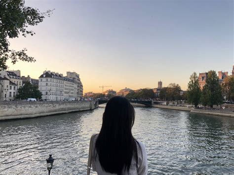 해질녘 파리🇫🇷 혼자 파리에 일주일 정도 머물렀는데