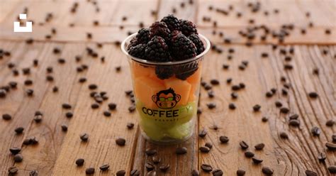 검은 색과 빨간색 열매가 있는 녹색과 흰색 플라스틱 컵 사진 Unsplash의 무료 커피파이 워크카페 카페 작업 공간 이미지