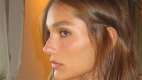 Uau Sasha Faz Topless E Deixa Tatuagem íntima à Mostra Veja