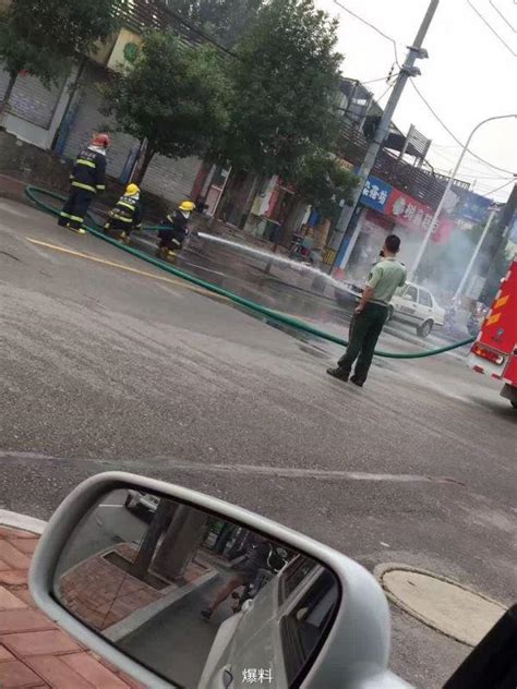 網曝邢台街頭一轎車發生自燃 車損嚴重 每日頭條