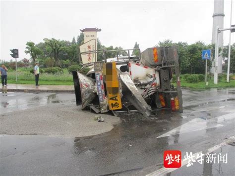 视频｜雨天路滑！混凝土搅拌车“漂移”侧翻