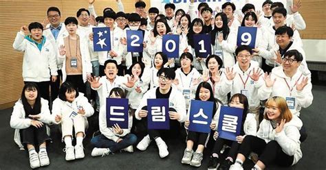 방호복·마스크 등 방역물품 지원 위해 10억원 전달