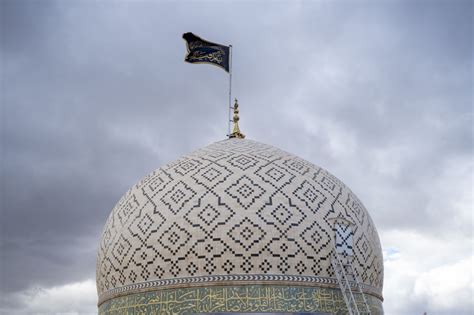 Atabenews تعویض پرچم گنبد مطهر حضرت رقیه سلام الله علیها