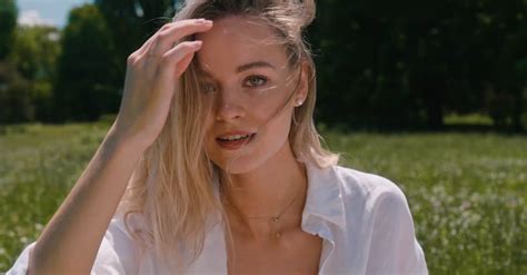 가장 친한 친구 걱정 없는 고정 머리 공원 귀여운 금발 내리막 길 라이프스타일 만지는 맑은 날 머리 모델