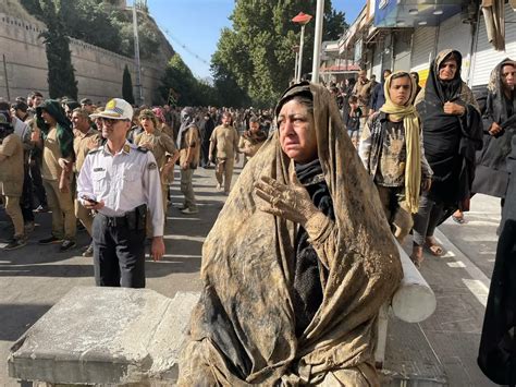 گل مالی نهایت اندوه و ارادت عزاداران حسینی خرم‌آباد در سوگ حضرت