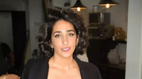 אלמה דישי מדגמנת בתחתונים וחזייה וואלה סלבס