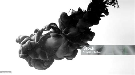 검은 색 수채화는 흰색 배경에 물에 페인트 환경 오염 개념 데스크톱 벽지 흰색 배경에 잉크의 검은 구름 강렬하고 밝은 색상에 대한 스톡 사진 및 기타 이미지 Istock