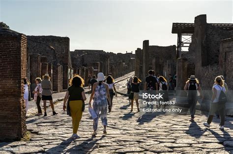 이탈리아 비아 델아브본단자이의 일몰을 산책하는 폼페이 유적지 를 방문하세요 Unesco 조직된 단체에 대한 스톡 사진 및 기타 이미지 Unesco 조직된 단체 거리