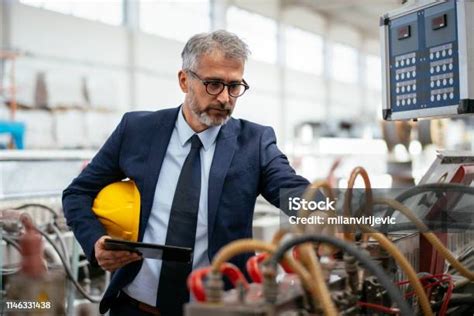 공장 노동자 정유 성숙한 엔지니어입니다 품질 검사기 성숙한 남성 엔지니어에 생산 Stem 주제에 대한 스톡 사진 및 기타 이미지 Stem 주제 건설 기계류 건설 산업