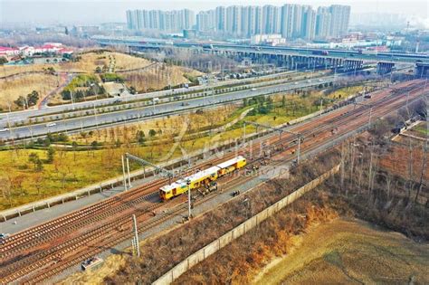 河南郑州集中整修保障中欧班列安全畅行 人民图片网