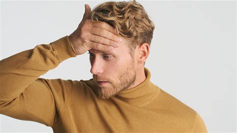 하얀 배경에 고립 된 아픈 느낌을 확인하는 젊은 피곤 한 금발 수염 남자의 초상화 30 34세에 대한 스톡 사진 및 기타 이미지 30 34세 감정 개념 Istock