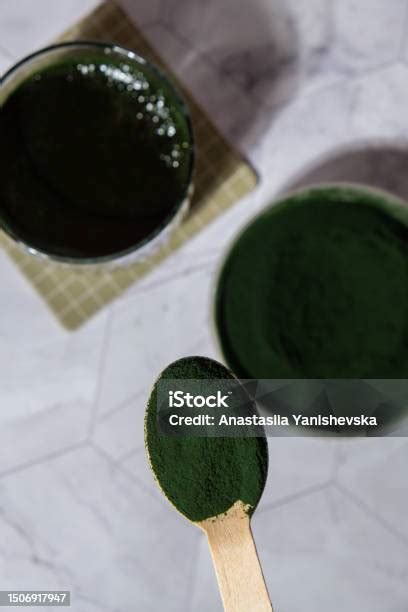 청록색 조류 클로렐라와 스피루리나 분말 음료 슈퍼 파우더 조류의 자연 보충 교재 디톡스 슈퍼푸드 음료 칵테일 단백질과 베타카로틴의 식품 보조제 공급원 0명에 대한 스톡 사진