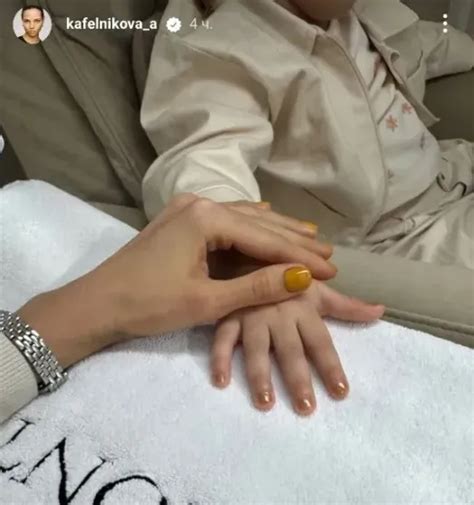 Алеся Кафельникова сводила трёхлетнюю дочь на маникюр