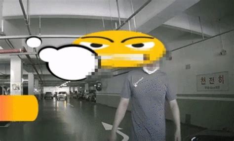 주차선 침범한 차주 되레 옆차에 침 테러…모아서 뱉더라[영상] 뉴스1