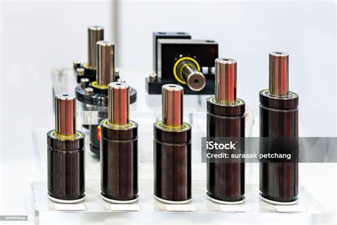 사출 플라스틱 금형 및 다이 주조 금형 또는 기계용 다양한 유형 및 크기의 질소 가스 스프링 충격 흡수제 강철에 대한 스톡 사진 및 기타 이미지 Istock