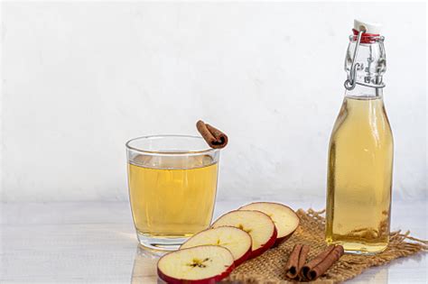 건강한 유기농 식품 유리 그릇에 사과 사이다와 밝은 배경에 신선한 빨간 사과 얼음 조각 한 잔과 근처 계피 스틱 사과술에 대한 스톡 사진 및 기타 이미지 Istock