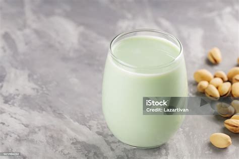 콘크리트에 낮은 유리에 수제 피스타치오 우유 회색 배경에 유기농 피스타치오 우유와 피스타치오 복사 공간 0명에 대한 스톡 사진 및 기타 이미지 Istock