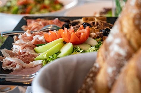 다른 음식 간식과 전채와 아름답게 장식 케이터링 연회 테이블 0명에 대한 스톡 사진 및 기타 이미지 0명 고기 네덜란드 Istock