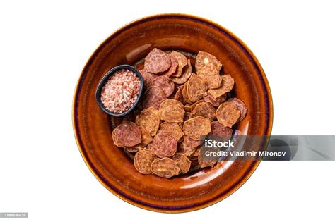 쇠고기와 돼지 고기의 말린 훈제 고기 육포 고립된 흰색 배경입니다 평면도 갈색에 대한 스톡 사진 및 기타 이미지 갈색 건강한 생활방식 건조 식품 Istock
