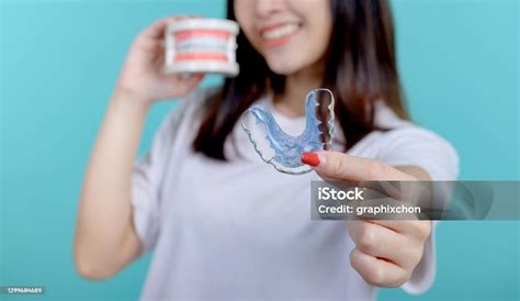 파란 화면 배경에 치열 교정 보유자를 들고 미소 아시아 여성 치과 치료와 건강한 치아 여자에 대한 스톡 사진 및 기타 이미지 여자 치아 교정장치 치아교정기 Istock