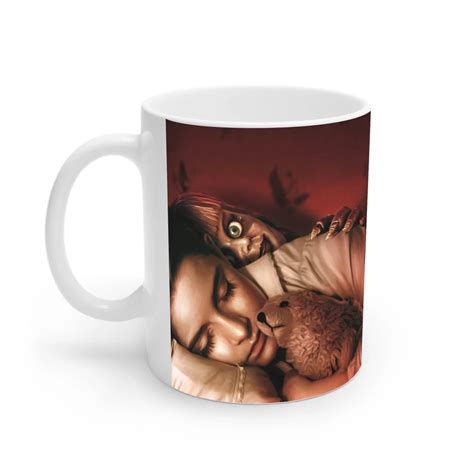 خرید و قیمت ماگ نورو استور طرح فیلم آنابل Annabelle عروسک شیطانی در کنار کودک کد Nm10507 از غرفه