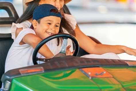 우리는 놀이 공원에서 재미를 하려고합니다 엄마 과 젊은 아들 에 A 범퍼 자동차 에 A 놀이 공원 2명에 대한 스톡 사진 및 기타 이미지 Istock