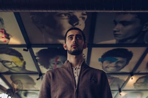 검은 머리 남자 뒷모습 로우앵글 샷 보고 있는 서 있는 수직 쐈어 잡고 있는 장식 전통 의상 짧은 머리에 관한 무료 스톡 사진