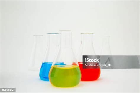 과학 실험실 유리 Erlenmeyer 플라스크 흰색 배경에 파란색 노란색과 빨간색 액체로 가득 3가지 개체에 대한 스톡 사진 및 기타 이미지 Istock