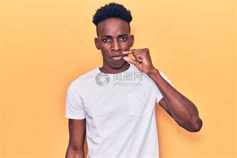 身穿便衣的美国青年男子嘴唇和嘴唇紧闭着手指拉链高清图片下载 正版图片503840502 摄图网