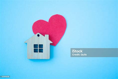 집 보험 및 모기지 결혼 과 발렌타인 개념을 사랑해요 파란색 배경 상단 보기 카피 스페이스에 작은 목조 주택 장난감 과 종이 하트 모양 밸런타인데이에 대한 스톡 사진 및