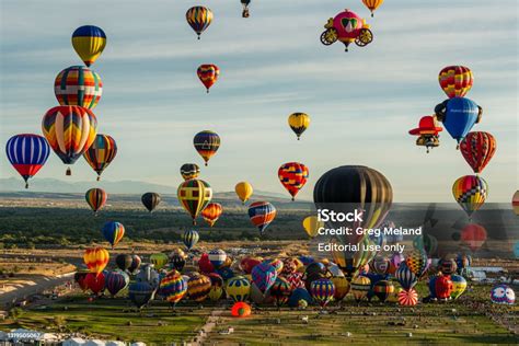 앨버커키 국제 풍선 축제에서 열기구 질량 승천의 공중 보기 Albuquerque International Balloon