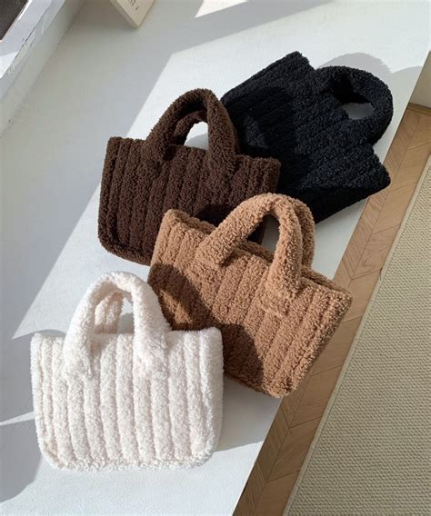 얼모스트블라썸 부클 뽀글이 페이크 양털 퍼 스퀘어 토트백 겨울 가방 블랙 베이지 브라운 아이보리