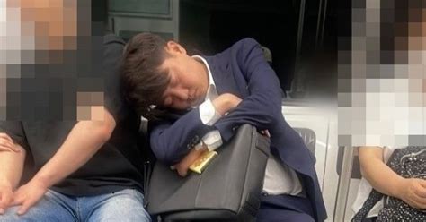 이준석 같은데…지하철서 고개 꺾인 채 잠든 모습 포착
