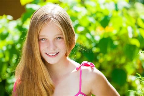 Portrait D Une Belle Jeune Petite Fille Blonde Image Stock Image Du Joyeux Visage