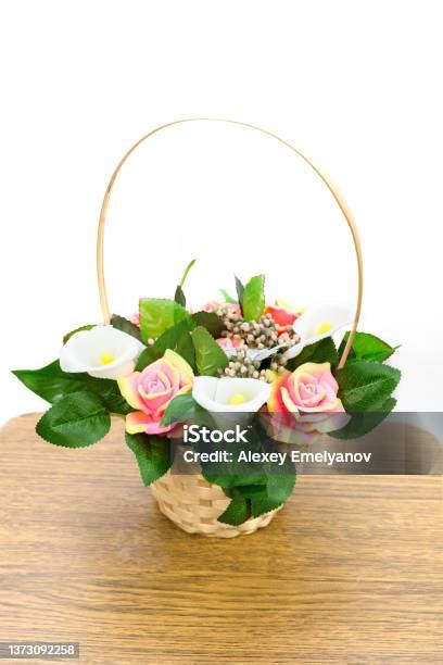 고리버들 바구니에 밝은 장미와 칼라 백합의 형태로 향기로운 수제 비누의 꽃다발 Charity Benefit에 대한 스톡 사진 및